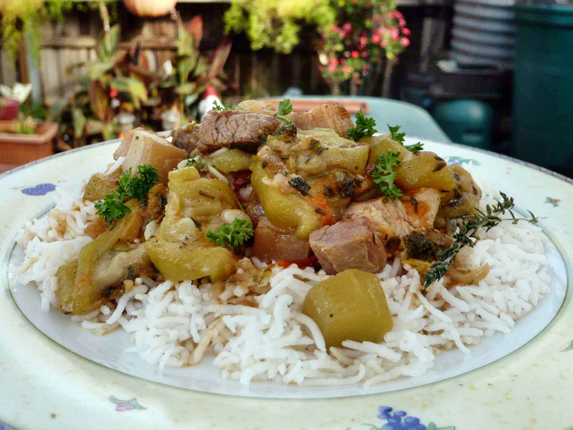 Fricassée de pipengaille (luffa) avec porc – Taste of Mauritius